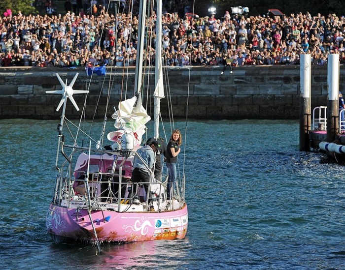 16-Year Old Australian Sails Around the World on a Pink Boat! | Amusing ...